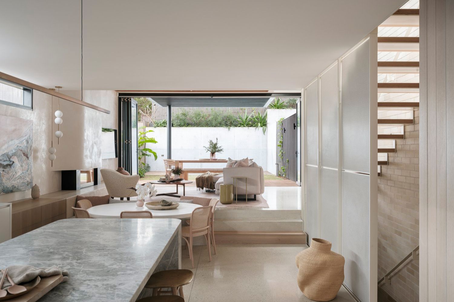 A Contemporary Coastal Masterpiece Located in North Bondi - Style ...